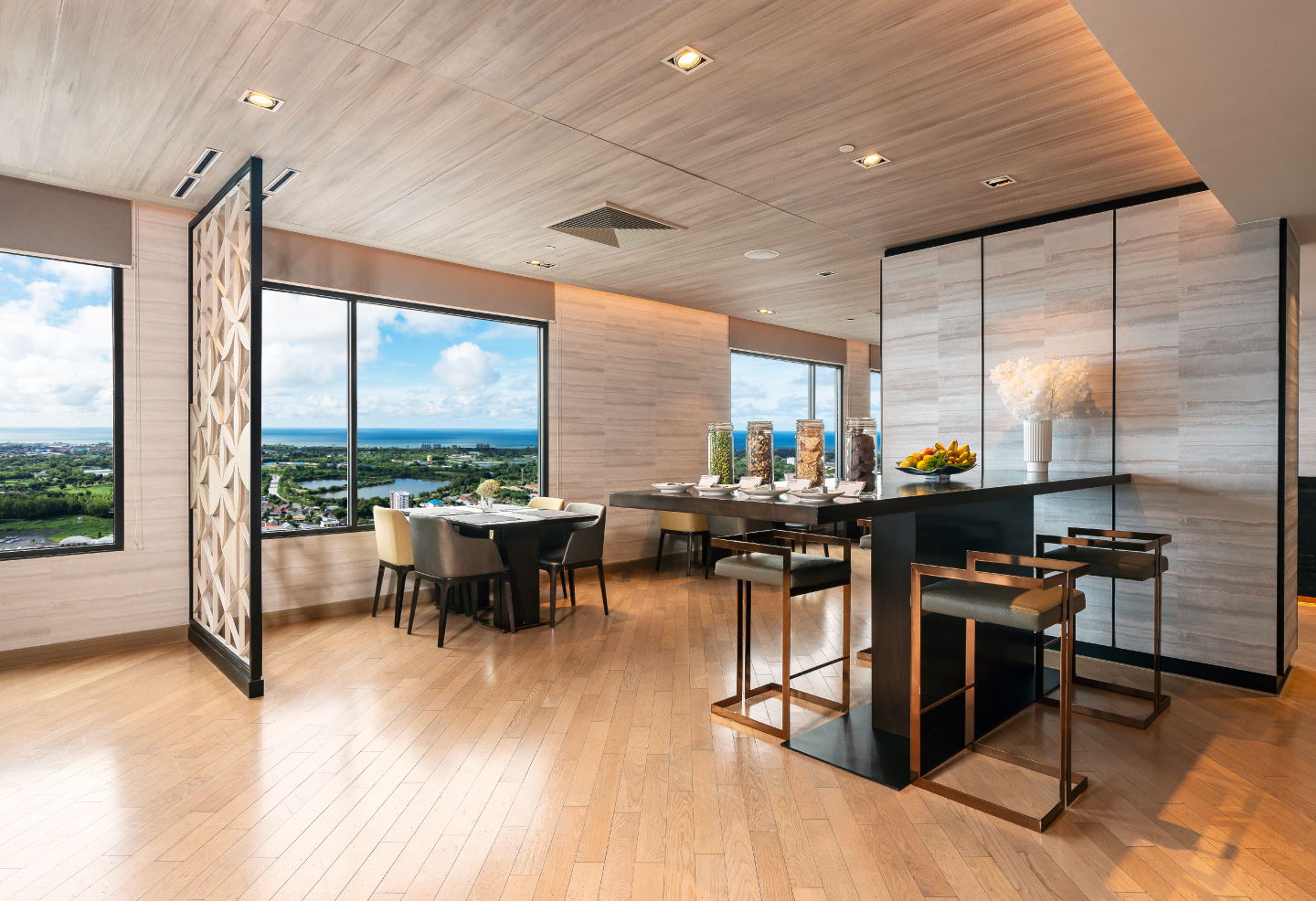 คลับเลานจ์ โรงแรมระยอง Holiday Inn