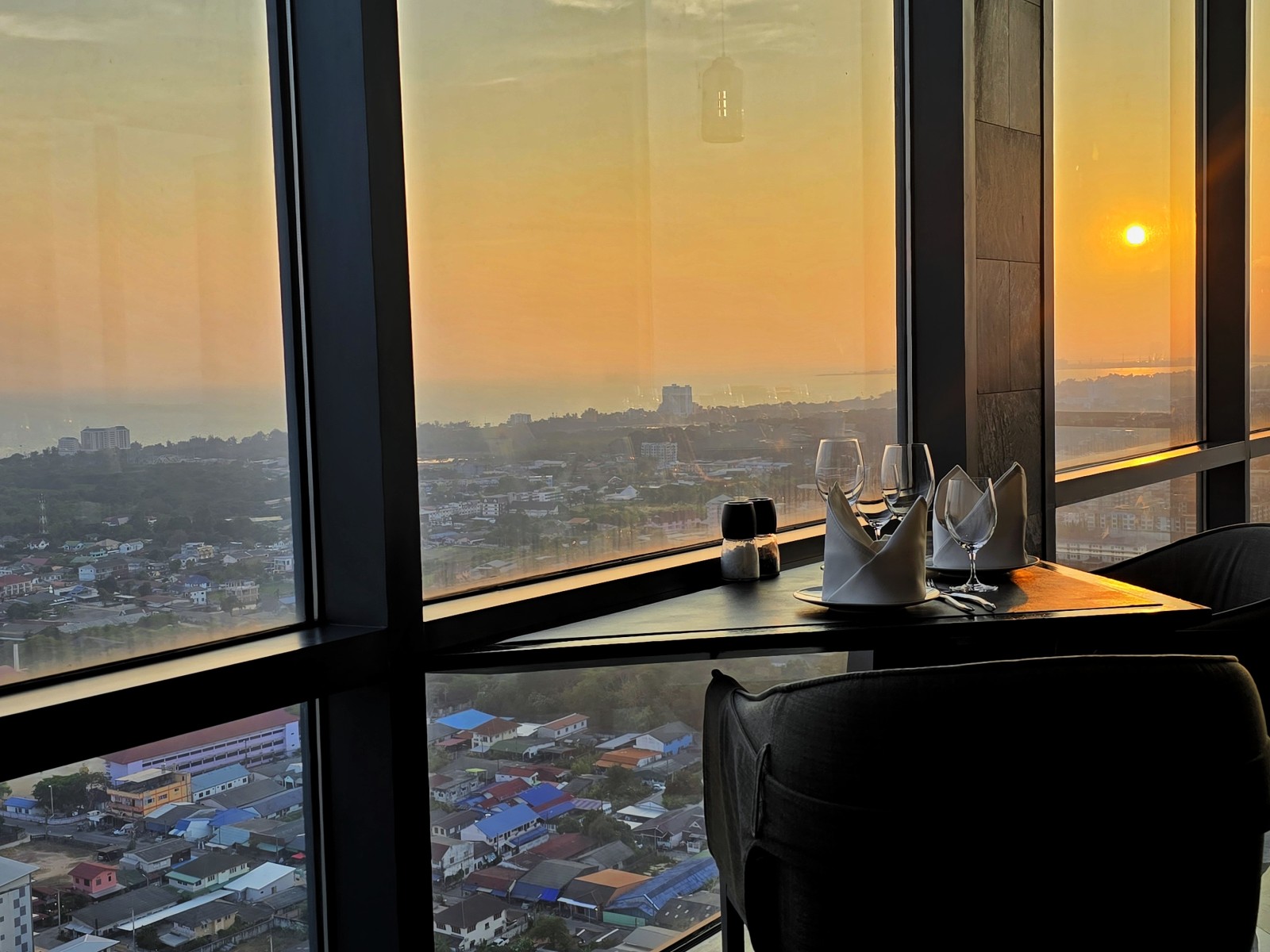 Elementi Rooftop Restaurant | Rayong Hotel | Holiday Inn & Suites ...