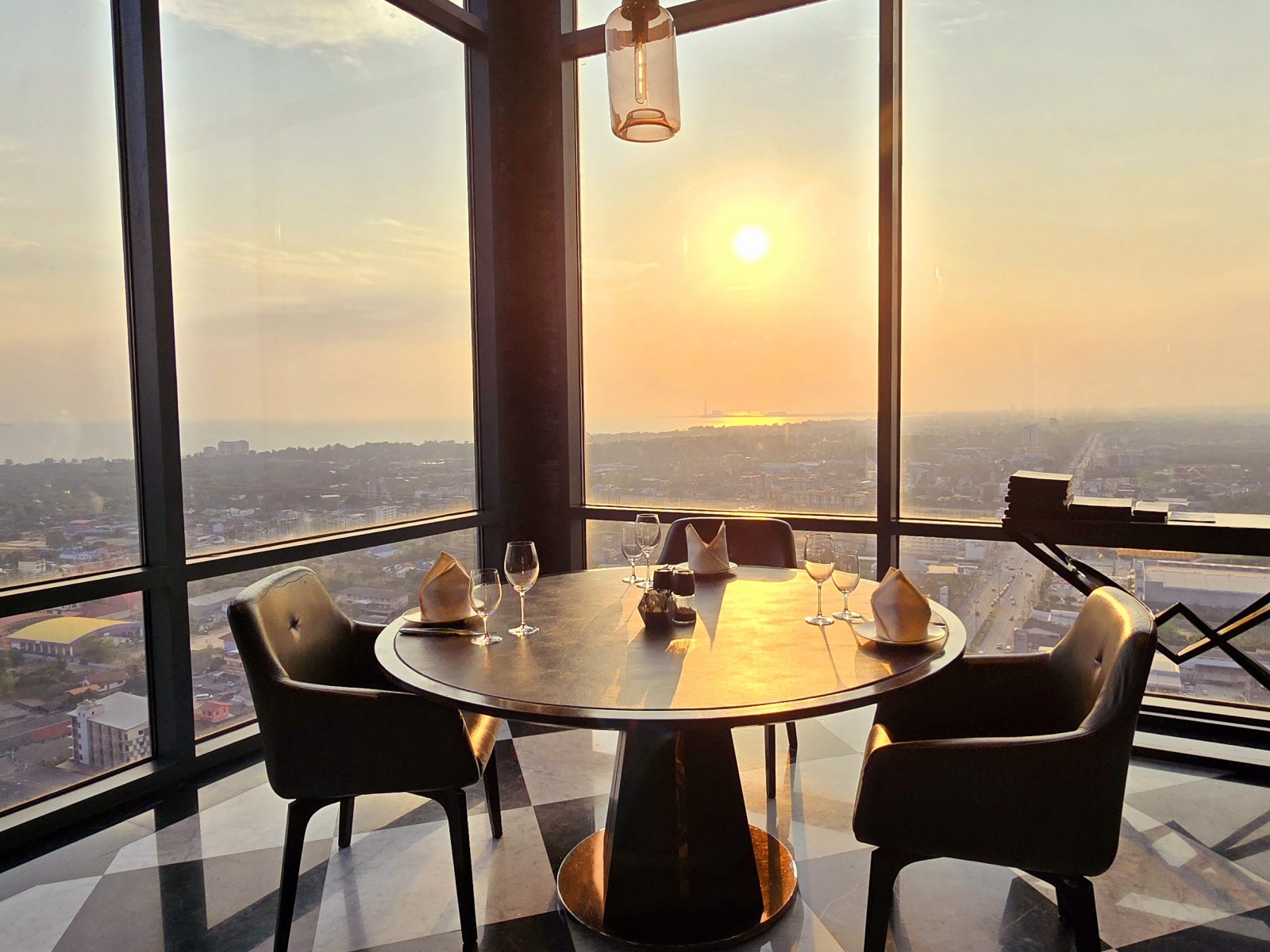 Elementi Rooftop Restaurant | Rayong Hotel | Holiday Inn & Suites ...